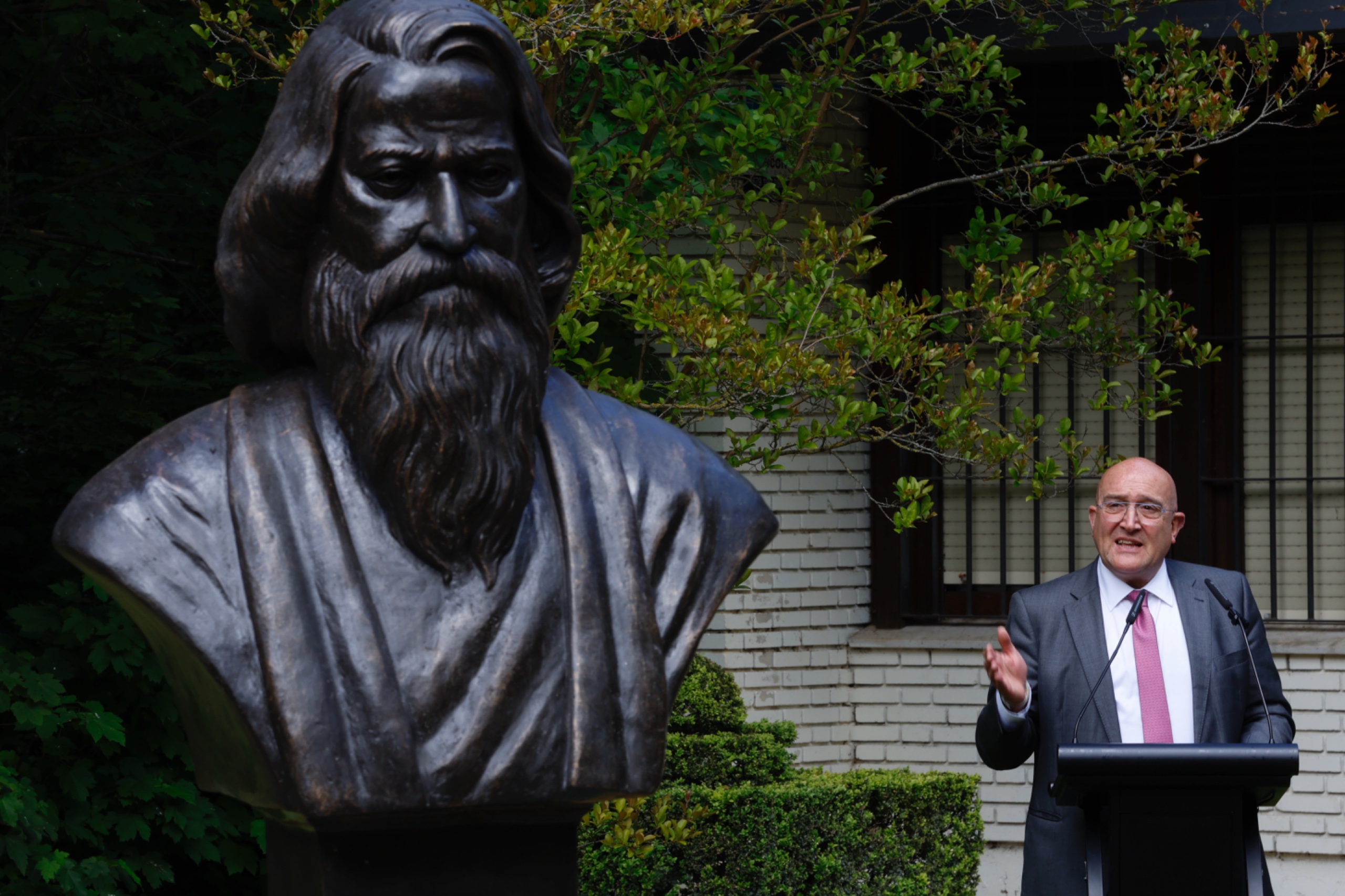 Valladolid rinde homenaje al poeta indio Rabindranath Tagore con la ...