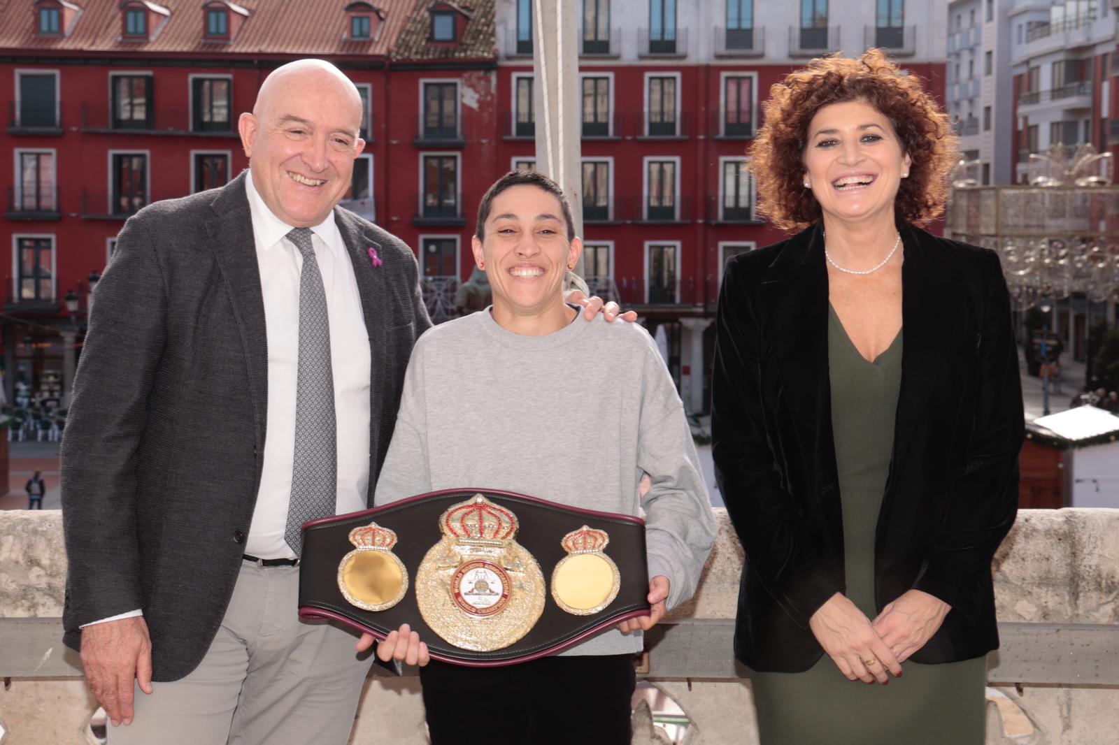 El alcalde ha recibido a la Campeona del Mundo de boxeo de peso átomo ...